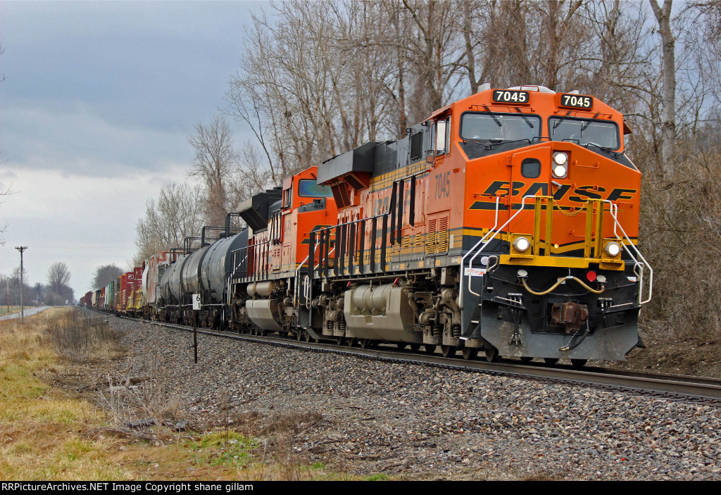 BNSF 7045 Rolls a Nb freight train.